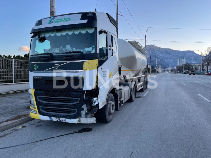 Алкохолът не прощава Камион на Холсим и лекотоварен автомобил се